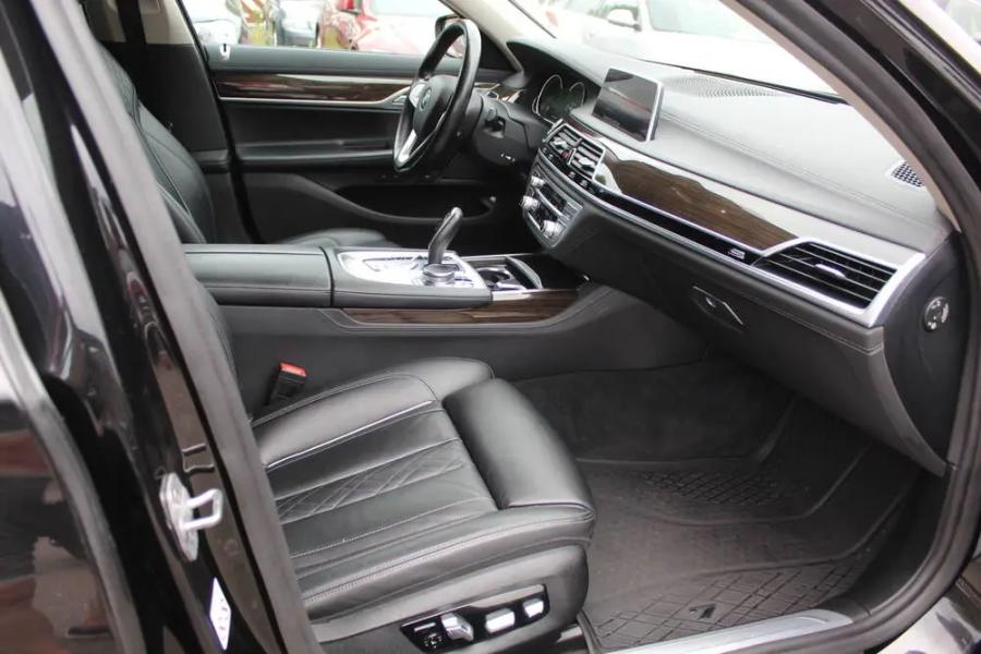 Black BMW 740 2018 in Liepaja, with an engine capacity of 3.00 L and mileage of 120 thousand km for 29500 €, photo 11 on AUTOMOTO.COM.LV