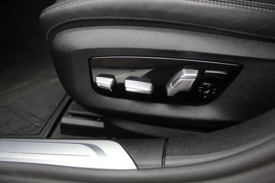 Black BMW 740 2018 in Liepaja, with an engine capacity of 3.00 L and mileage of 120 thousand km for 29500 €, photo 14 on AUTOMOTO.COM.LV