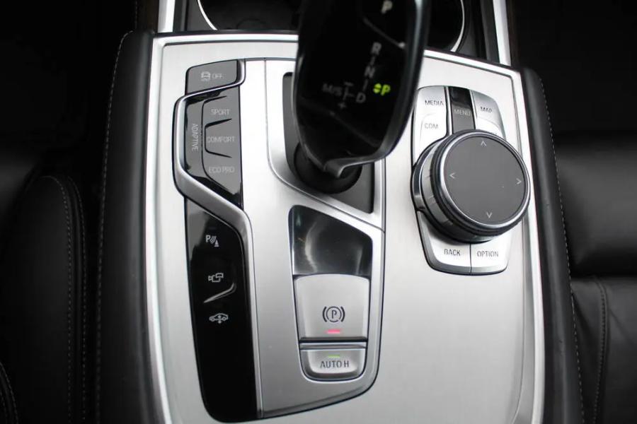 Black BMW 740 2018 in Liepaja, with an engine capacity of 3.00 L and mileage of 120 thousand km for 29500 €, photo 17 on AUTOMOTO.COM.LV