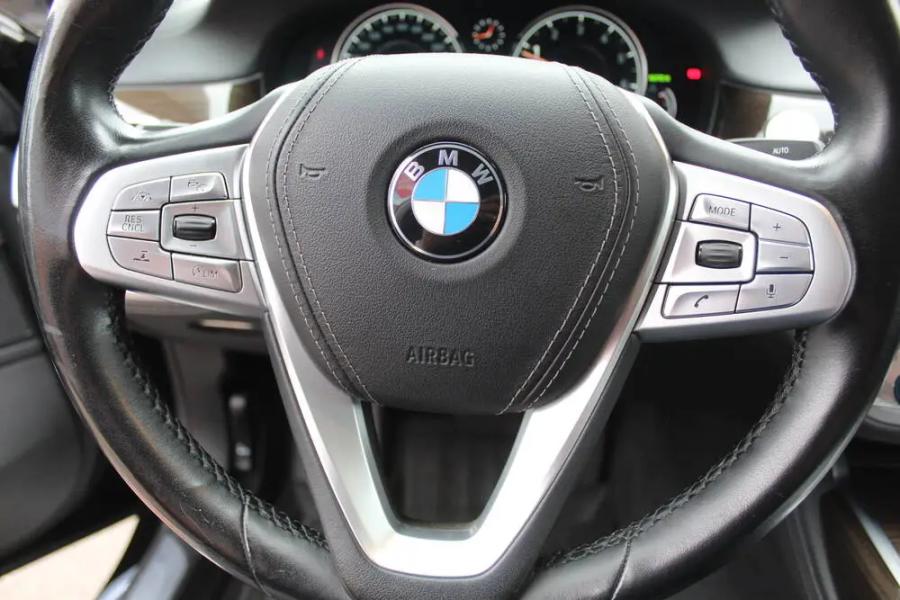 Black BMW 740 2018 in Liepaja, with an engine capacity of 3.00 L and mileage of 120 thousand km for 29500 €, photo 18 on AUTOMOTO.COM.LV