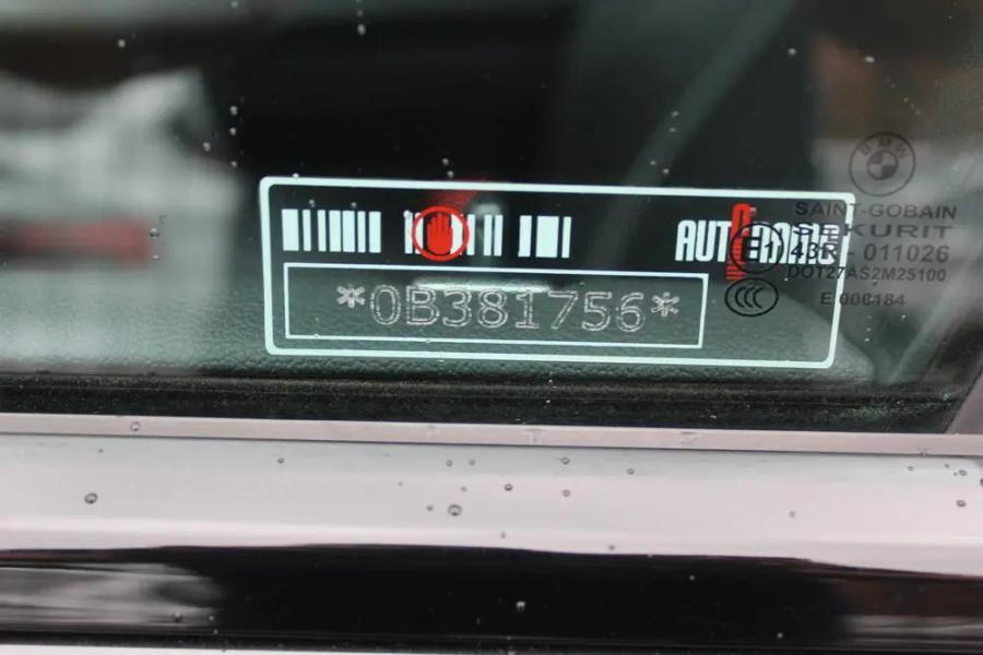 Black BMW 740 2018 in Liepaja, with an engine capacity of 3.00 L and mileage of 120 thousand km for 29500 €, photo 23 on AUTOMOTO.COM.LV