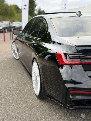 Black BMW 740 2018 in Vilnius, with an engine capacity of 3.00 L and mileage of 124 thousand km for 30900 €, photo 9 on AUTOMOTO.COM.LV