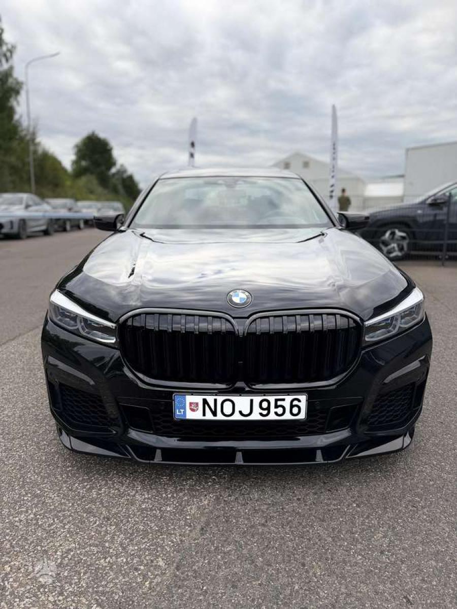 Black BMW 740 2018 in Vilnius, with an engine capacity of 3.00 L and mileage of 124 thousand km for 30900 €, photo 12 on AUTOMOTO.COM.LV