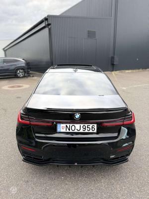 Black BMW 740 2018 in Vilnius, with an engine capacity of 3.00 L and mileage of 124 thousand km for 30900 €, photo 13 on AUTOMOTO.COM.LV