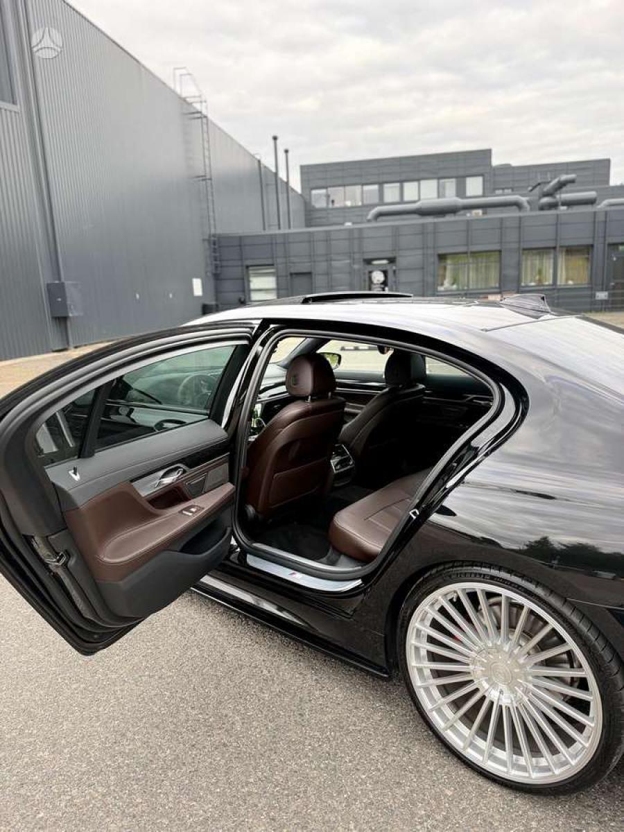 Black BMW 740 2018 in Vilnius, with an engine capacity of 3.00 L and mileage of 124 thousand km for 30900 €, photo 16 on AUTOMOTO.COM.LV