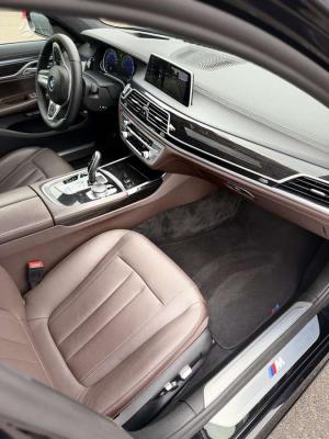 Black BMW 740 2018 in Vilnius, with an engine capacity of 3.00 L and mileage of 124 thousand km for 30900 €, photo 19 on AUTOMOTO.COM.LV