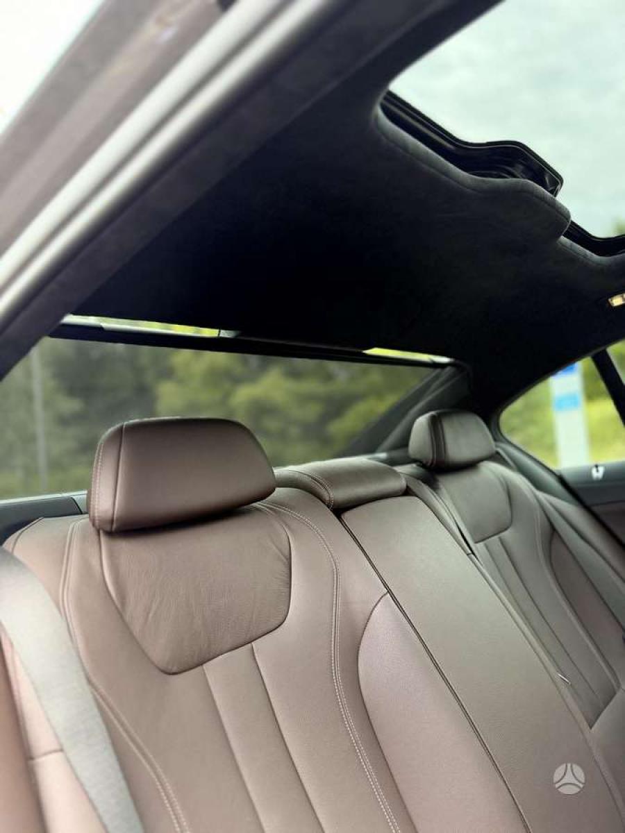 Black BMW 740 2018 in Vilnius, with an engine capacity of 3.00 L and mileage of 124 thousand km for 30900 €, photo 22 on AUTOMOTO.COM.LV