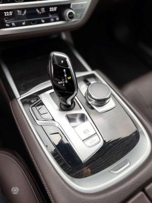 Black BMW 740 2018 in Vilnius, with an engine capacity of 3.00 L and mileage of 124 thousand km for 30900 €, photo 26 on AUTOMOTO.COM.LV