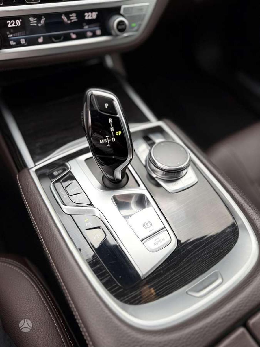 Black BMW 740 2018 in Vilnius, with an engine capacity of 3.00 L and mileage of 124 thousand km for 30900 €, photo 26 on AUTOMOTO.COM.LV