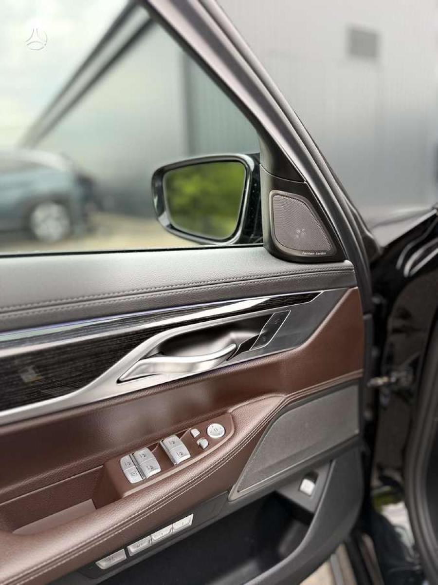 Black BMW 740 2018 in Vilnius, with an engine capacity of 3.00 L and mileage of 124 thousand km for 30900 €, photo 29 on AUTOMOTO.COM.LV