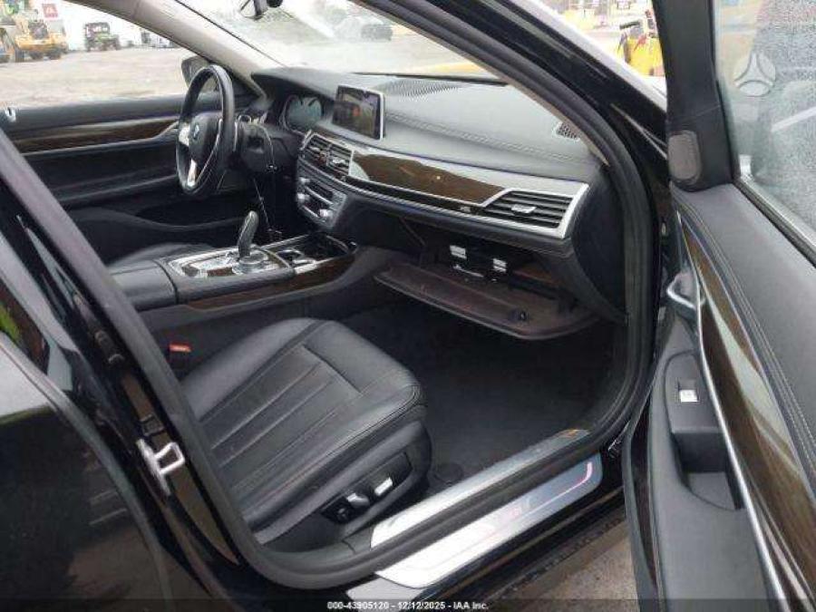 Black BMW 740 2019 in Klaipeda, with an engine capacity of 3.00 L and mileage of 53 thousand km for 9900 €, photo 5 on AUTOMOTO.COM.LV