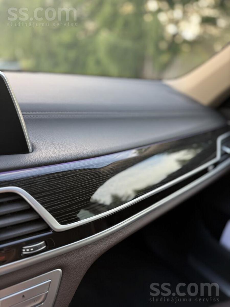 Black BMW 740 2020 in Riga, with an engine capacity of 3.00 L and mileage of 90 thousand km for 57500 €, photo 12 on AUTOMOTO.COM.LV