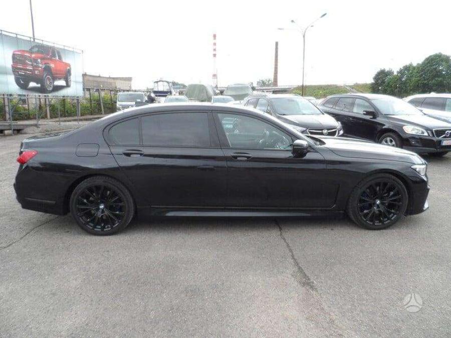 Black BMW 740 2021 in Klaipeda, with an engine capacity of 3.00 L and mileage of 63 thousand km for 39500 €, photo 11 on AUTOMOTO.COM.LV