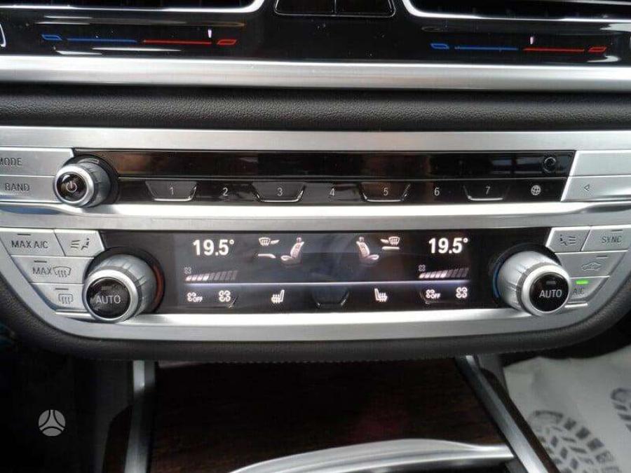 Black BMW 740 2021 in Klaipeda, with an engine capacity of 3.00 L and mileage of 63 thousand km for 39500 €, photo 26 on AUTOMOTO.COM.LV