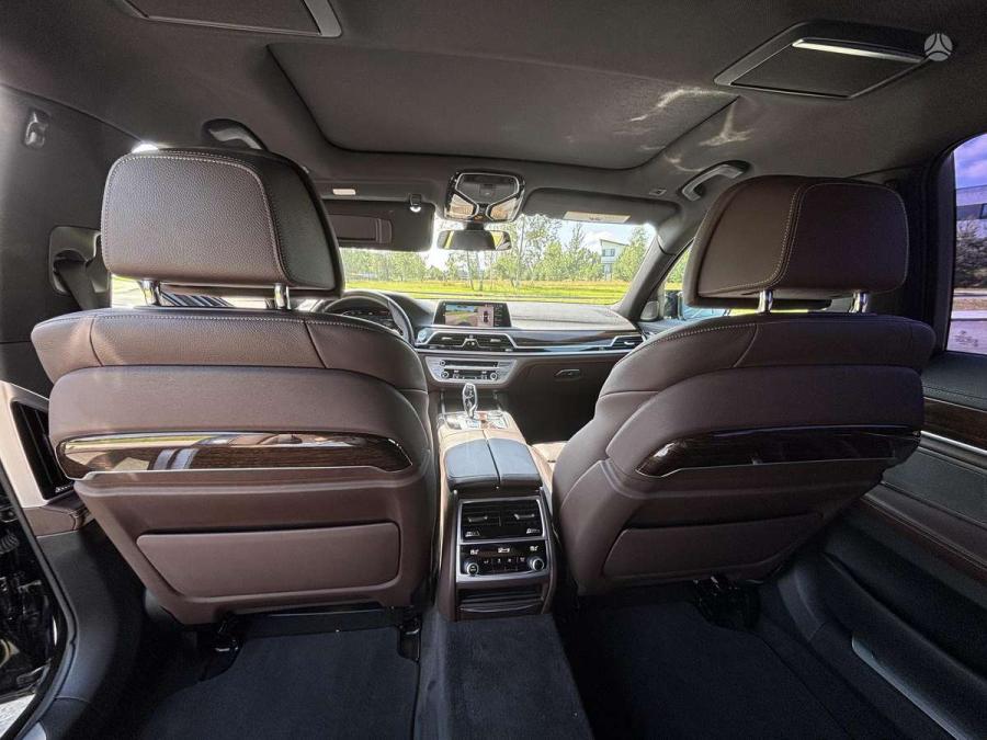 Black BMW 740 2021 in Vilnius, with an engine capacity of 3.00 L and mileage of 100 thousand km for 39500 €, photo 11 on AUTOMOTO.COM.LV