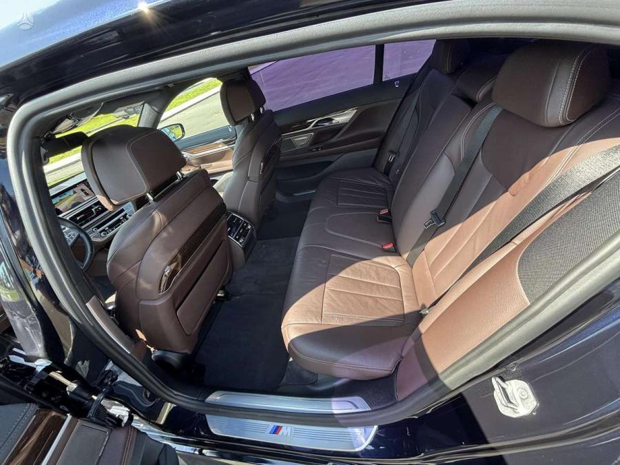 Black BMW 740 2021 in Vilnius, with an engine capacity of 3.00 L and mileage of 100 thousand km for 39500 €, photo 12 on AUTOMOTO.COM.LV