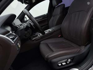 Black BMW 740 2021 in Vilnius, with an engine capacity of 3.00 L and mileage of 100 thousand km for 41000 €, photo 11 on AUTOMOTO.COM.LV
