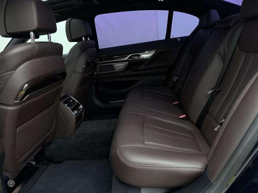 Black BMW 740 2021 in Vilnius, with an engine capacity of 3.00 L and mileage of 100 thousand km for 41000 €, photo 12 on AUTOMOTO.COM.LV