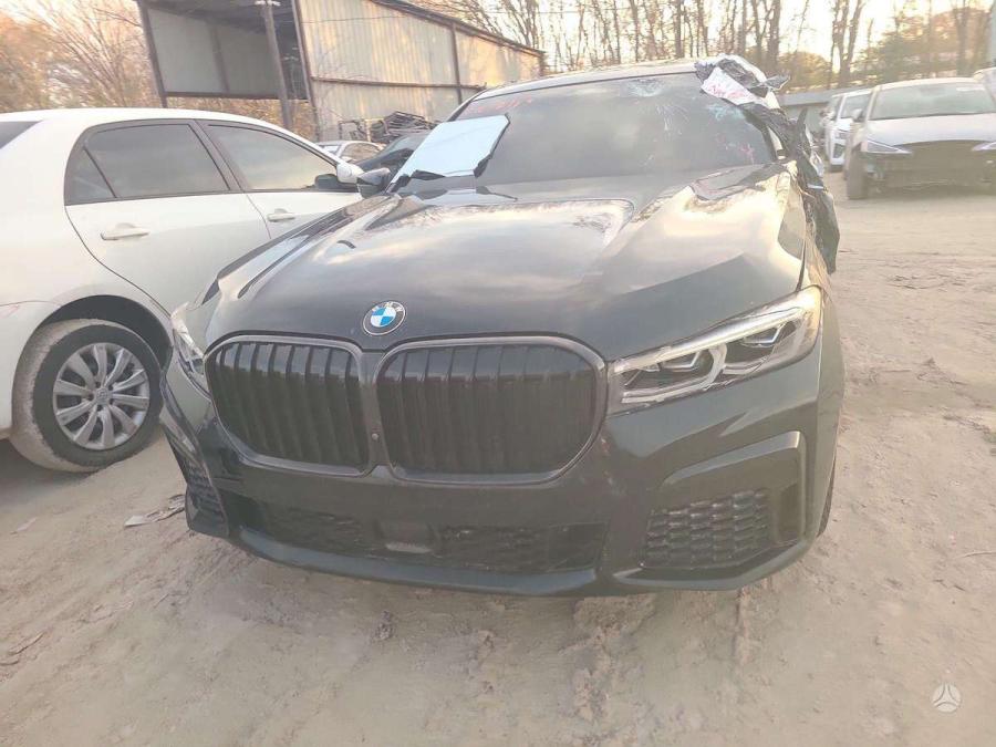 Black BMW 740 2022 in Vilnius, with an engine capacity of 3.00 L and mileage of 105 thousand km for 19400 €, photo 8 on AUTOMOTO.COM.LV
