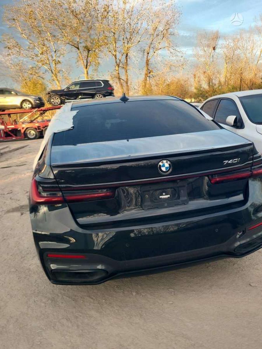 Black BMW 740 2022 in Vilnius, with an engine capacity of 3.00 L and mileage of 105 thousand km for 19400 €, photo 18 on AUTOMOTO.COM.LV