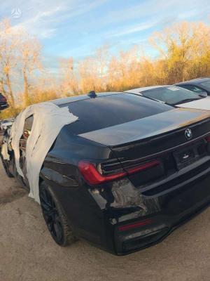 Black BMW 740 2022 in Vilnius, with an engine capacity of 3.00 L and mileage of 105 thousand km for 19400 €, photo 31 on AUTOMOTO.COM.LV