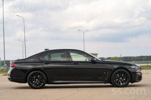 Black BMW 740 2022 in Jurmala, with an engine capacity of 3.00 L and mileage of 112 thousand km for 65000 €, photo 5 on AUTOMOTO.COM.LV