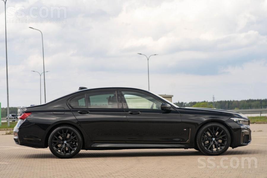 Black BMW 740 2022 in Jurmala, with an engine capacity of 3.00 L and mileage of 112 thousand km for 65000 €, photo 5 on AUTOMOTO.COM.LV
