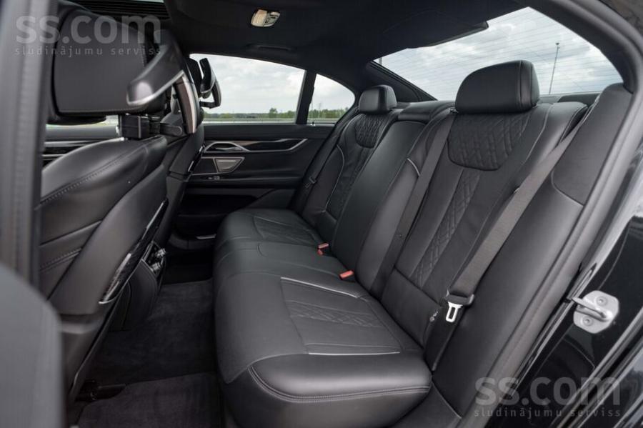 Black BMW 740 2022 in Jurmala, with an engine capacity of 3.00 L and mileage of 112 thousand km for 65000 €, photo 29 on AUTOMOTO.COM.LV