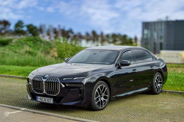 Black BMW 740 2023 in Vilnius, with an engine capacity of 2.99 L and mileage of 60 thousand km for 79800 €, photo 1 on AUTOMOTO.COM.LV