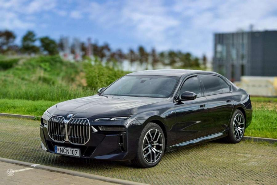 Black BMW 740 2023 in Vilnius, with an engine capacity of 2.99 L and mileage of 60 thousand km for 79800 €, photo 1 on AUTOMOTO.COM.LV