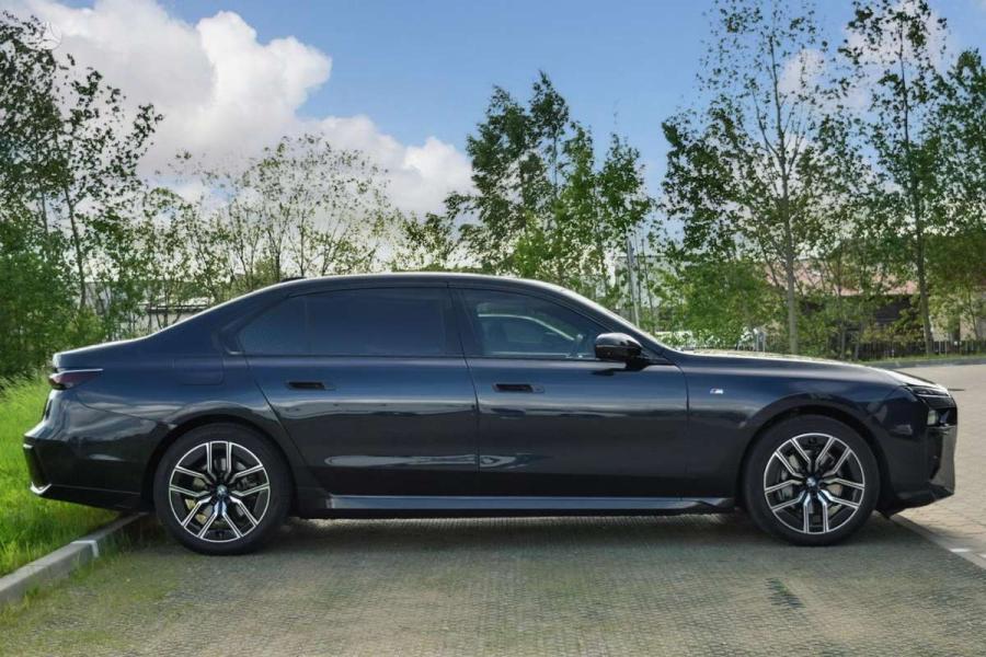 Black BMW 740 2023 in Vilnius, with an engine capacity of 2.99 L and mileage of 60 thousand km for 79800 €, photo 3 on AUTOMOTO.COM.LV