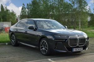 Black BMW 740 2023 in Vilnius, with an engine capacity of 2.99 L and mileage of 60 thousand km for 79800 €, photo 5 on AUTOMOTO.COM.LV
