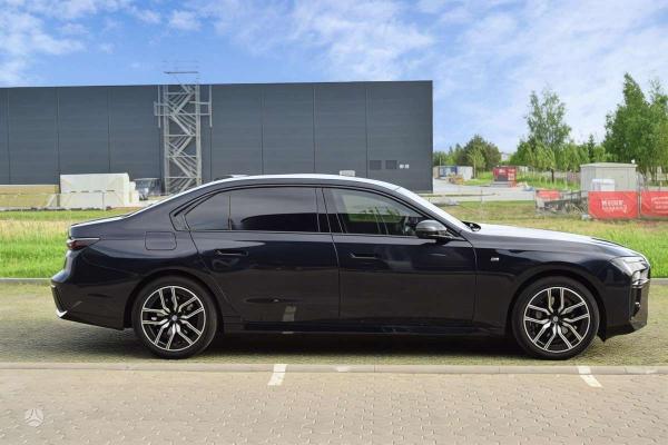 Black BMW 740 2023 in Vilnius, with an engine capacity of 2.99 L and mileage of 60 thousand km for 79800 €, photo 6 on AUTOMOTO.COM.LV