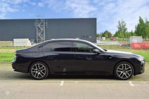 Black BMW 740 2023 in Vilnius, with an engine capacity of 2.99 L and mileage of 60 thousand km for 79800 €, photo 6 on AUTOMOTO.COM.LV