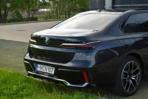 Black BMW 740 2023 in Vilnius, with an engine capacity of 2.99 L and mileage of 60 thousand km for 79800 €, photo 7 on AUTOMOTO.COM.LV