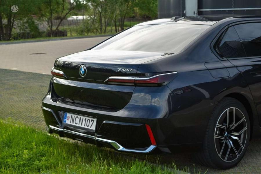 Black BMW 740 2023 in Vilnius, with an engine capacity of 2.99 L and mileage of 60 thousand km for 79800 €, photo 7 on AUTOMOTO.COM.LV