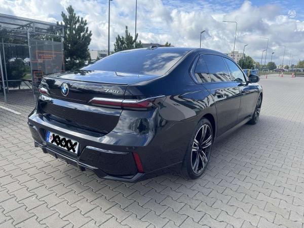 Black BMW 740 2023 in Kaunas, with an engine capacity of 3.00 L and mileage of 49 thousand km for 79500 €, photo 5 on AUTOMOTO.COM.LV