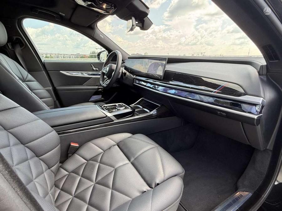 Melns BMW 740 2024 Viļņa, ar dzinēja tilpumu 2.99 L un nobraukumu 42 tūkst. km par 86990 €, foto 17 vietnē AUTOMOTO.COM.LV