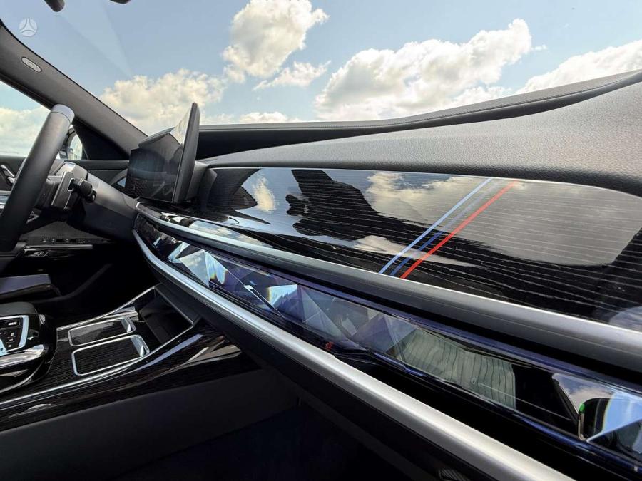 Melns BMW 740 2024 Viļņa, ar dzinēja tilpumu 2.99 L un nobraukumu 42 tūkst. km par 86990 €, foto 22 vietnē AUTOMOTO.COM.LV