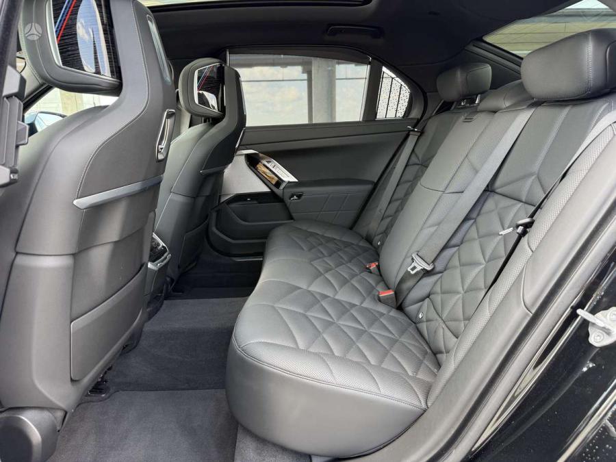 Melns BMW 740 2024 Viļņa, ar dzinēja tilpumu 2.99 L un nobraukumu 42 tūkst. km par 86990 €, foto 23 vietnē AUTOMOTO.COM.LV
