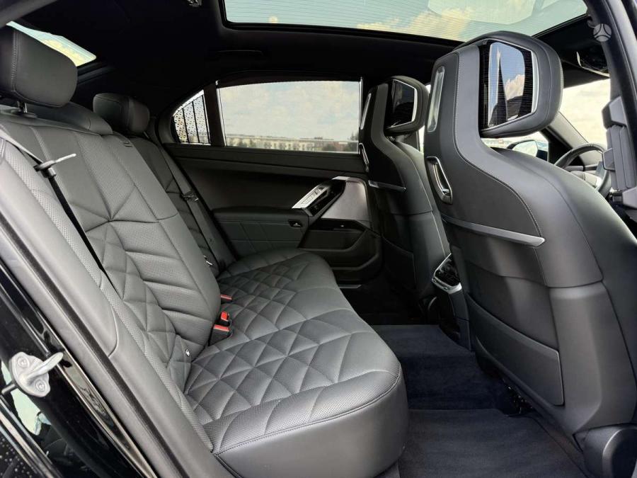 Melns BMW 740 2024 Viļņa, ar dzinēja tilpumu 2.99 L un nobraukumu 42 tūkst. km par 86990 €, foto 24 vietnē AUTOMOTO.COM.LV
