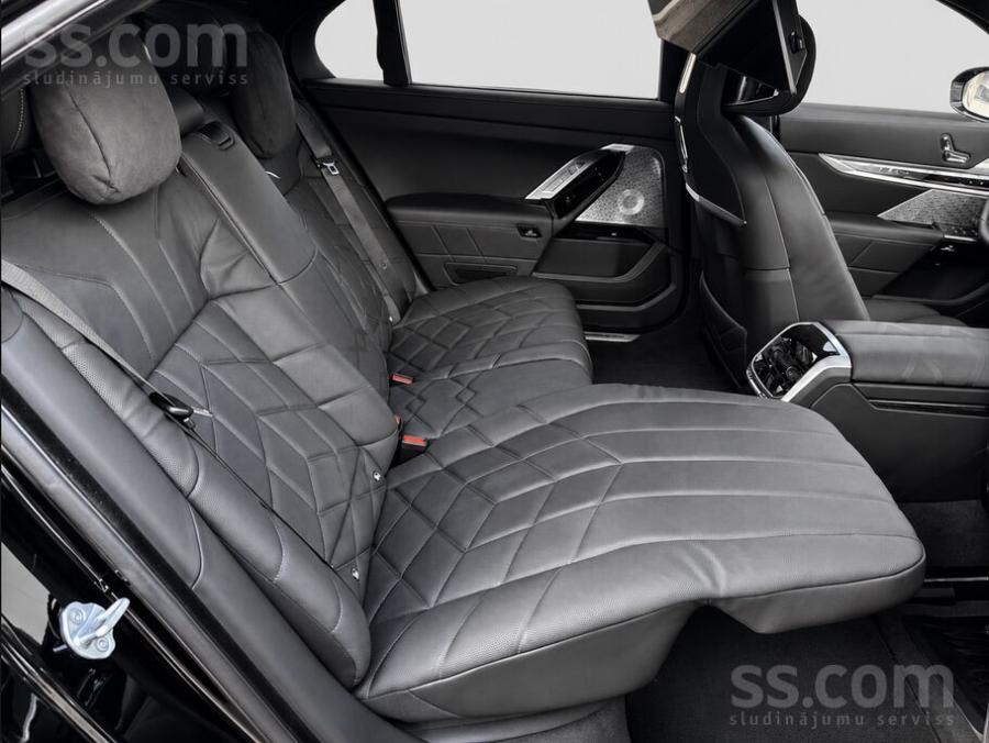 Black BMW 740 2024 in Tukums, with an engine capacity of 3.00 L and mileage of 79 thousand km for 84777 €, photo 9 on AUTOMOTO.COM.LV