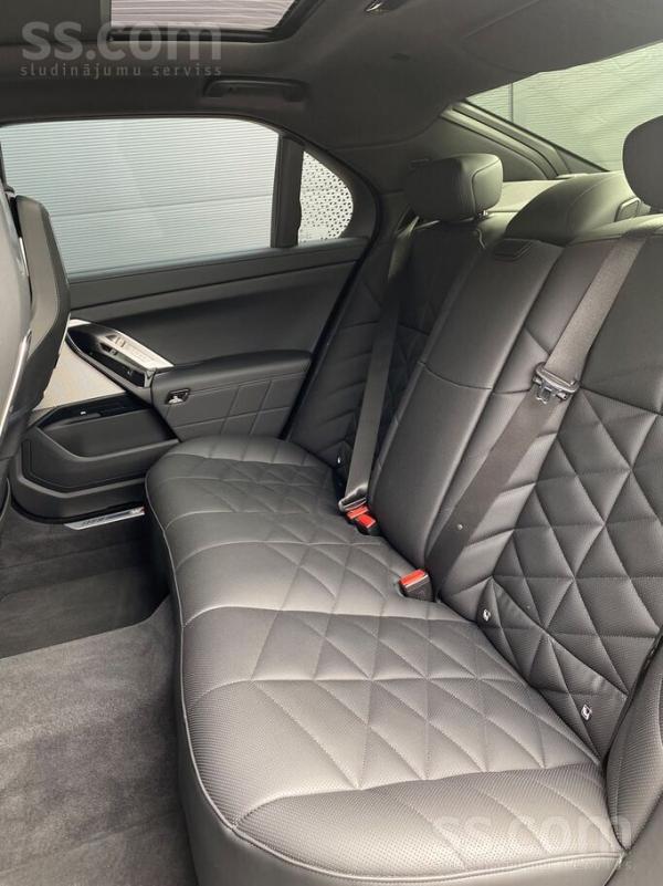 Black BMW 740 2025 in Riga, with an engine capacity of 3.00 L and mileage of 29 thousand km for 85000 €, photo 3 on AUTOMOTO.COM.LV