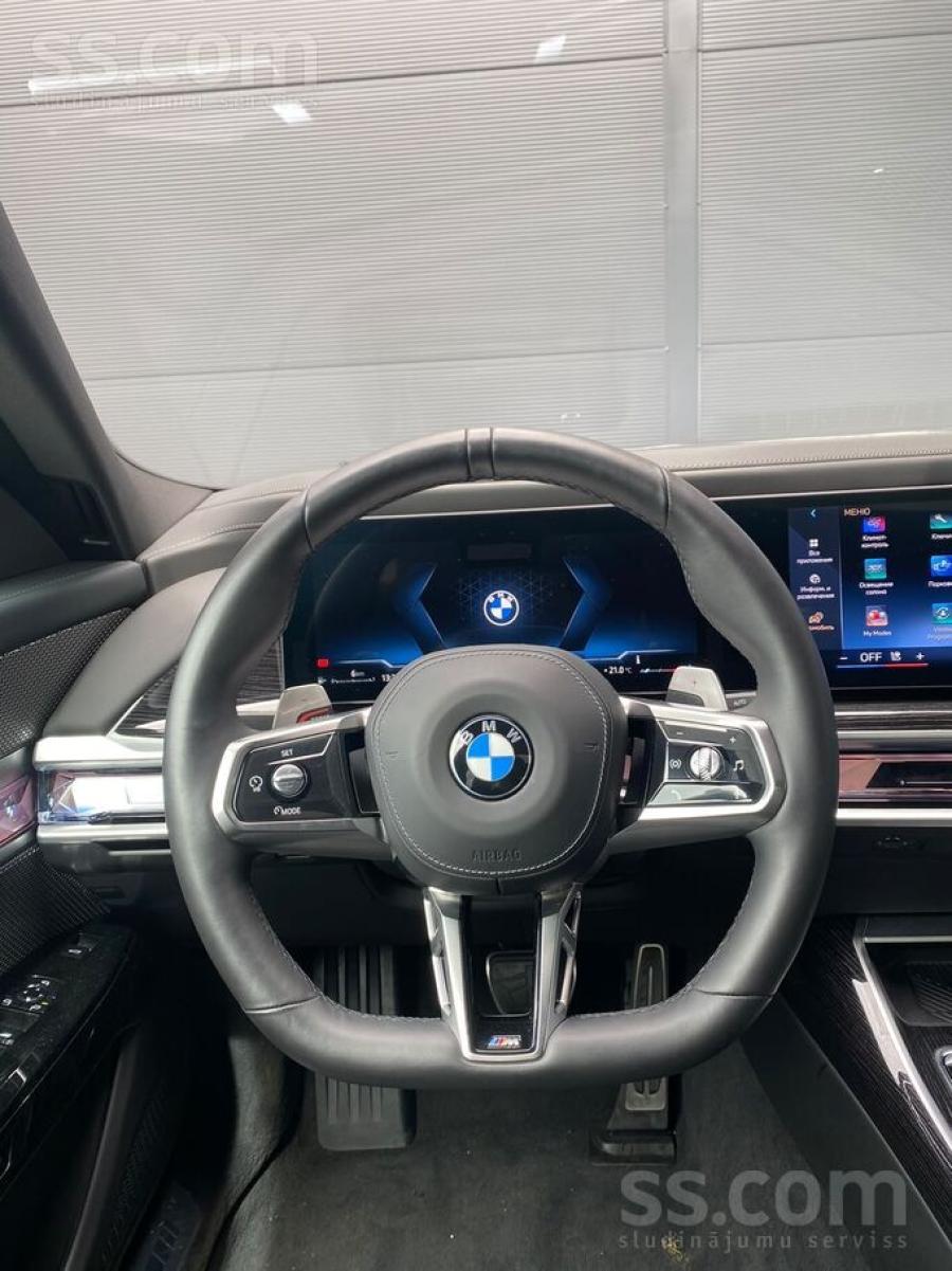 Black BMW 740 2025 in Riga, with an engine capacity of 3.00 L and mileage of 29 thousand km for 85000 €, photo 5 on AUTOMOTO.COM.LV