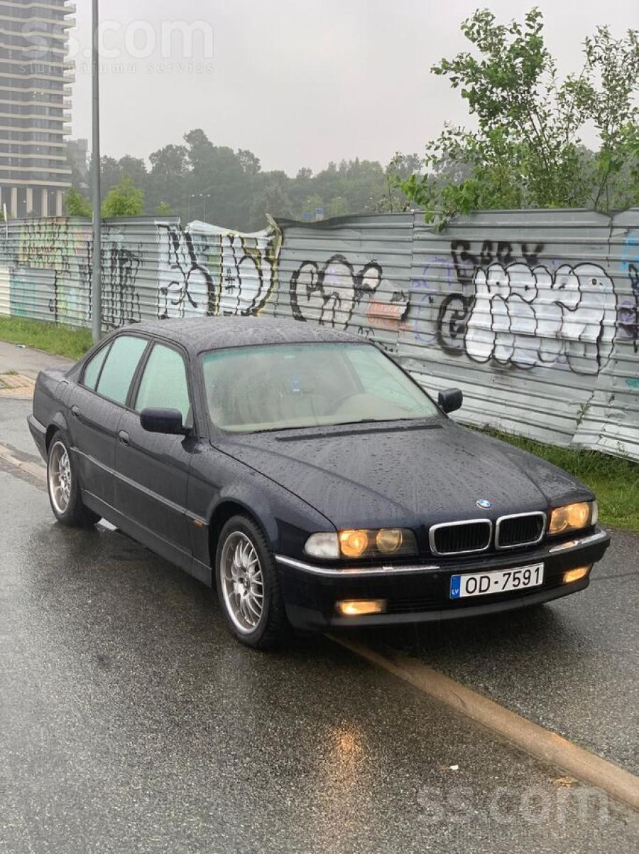 Blue BMW 740 1995 in Riga, with an engine capacity of 4.00 L and mileage of 392 thousand km for 5900 €, photo 3 on AUTOMOTO.COM.LV