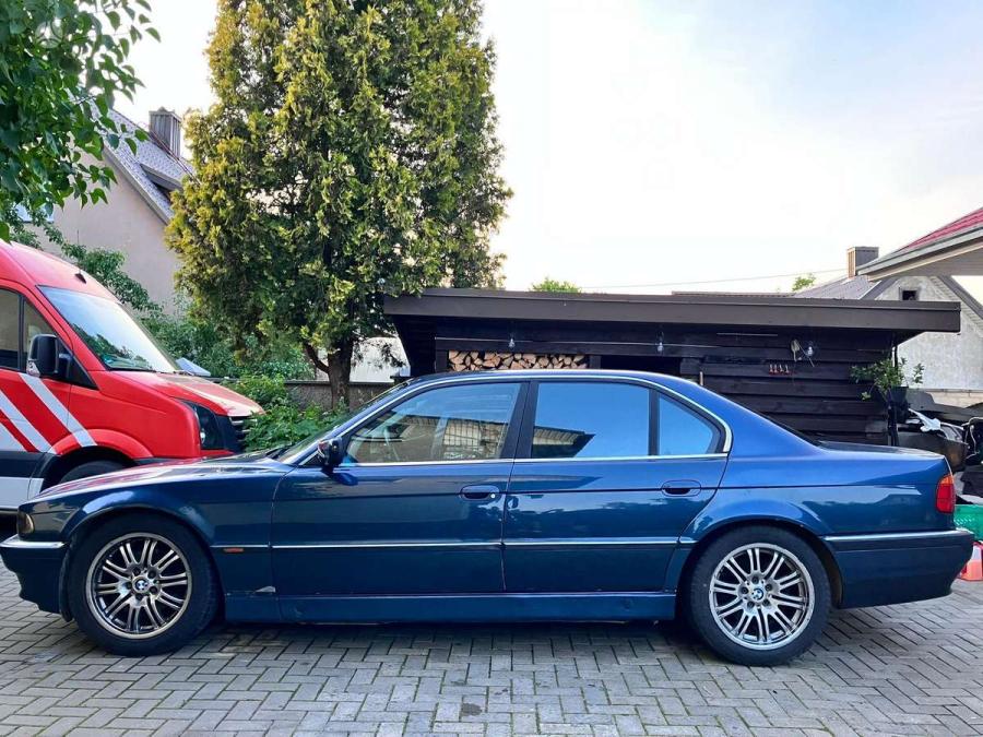 Blue BMW 740 1995 in Jonava, with an engine capacity of 3.98 L and mileage of 240 thousand km for 5000 €, photo 5 on AUTOMOTO.COM.LV