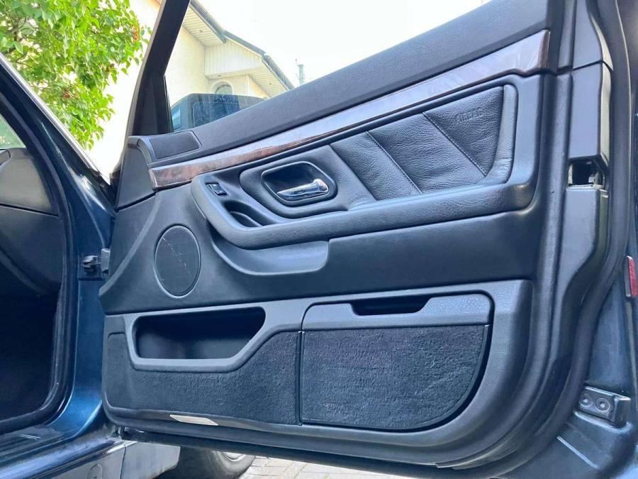 Blue BMW 740 1995 in Jonava, with an engine capacity of 3.98 L and mileage of 240 thousand km for 5000 €, photo 12 on AUTOMOTO.COM.LV