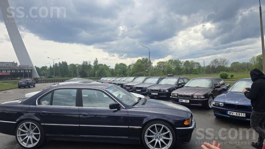 Blue BMW 740 1999 in Riga, with an engine capacity of 4.40 L and mileage of 220 thousand km for 10500 €, photo 33 on AUTOMOTO.COM.LV