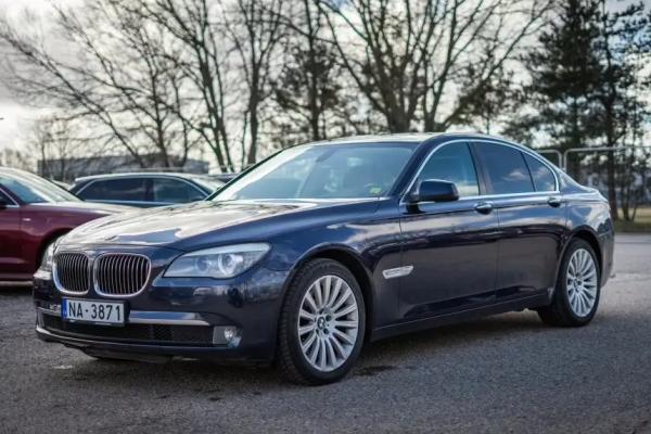 Blue BMW 740 2011 in Liepaja, with an engine capacity of 3.00 L and mileage of 265 thousand km for 15200 €, photo 1 on AUTOMOTO.COM.LV