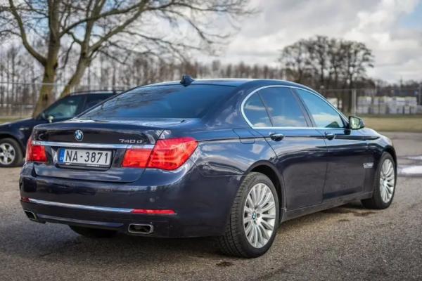 Blue BMW 740 2011 in Liepaja, with an engine capacity of 3.00 L and mileage of 265 thousand km for 15200 €, photo 4 on AUTOMOTO.COM.LV